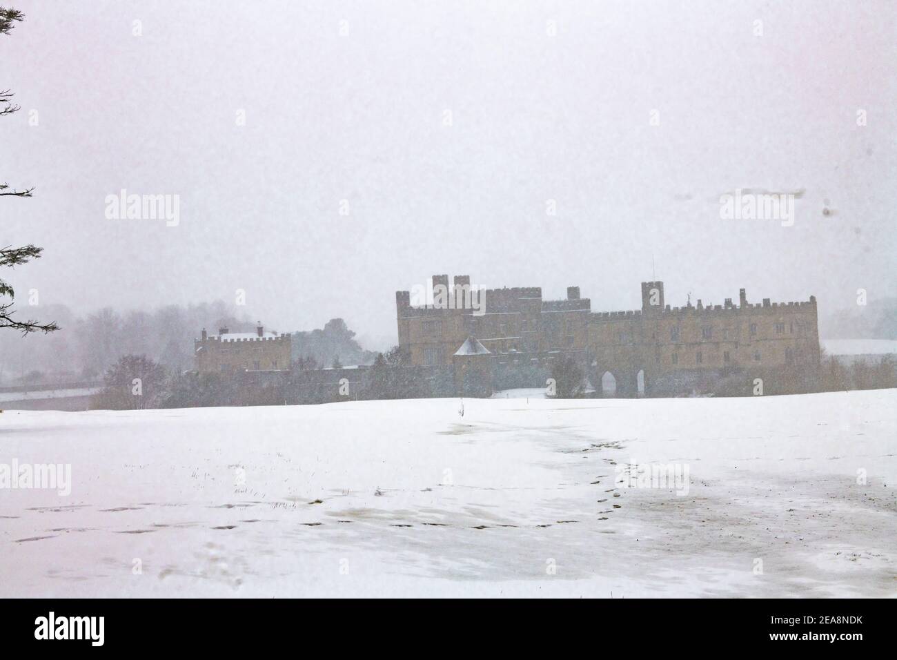 Frozen leeds castle hi-res stock photography and images - Alamy