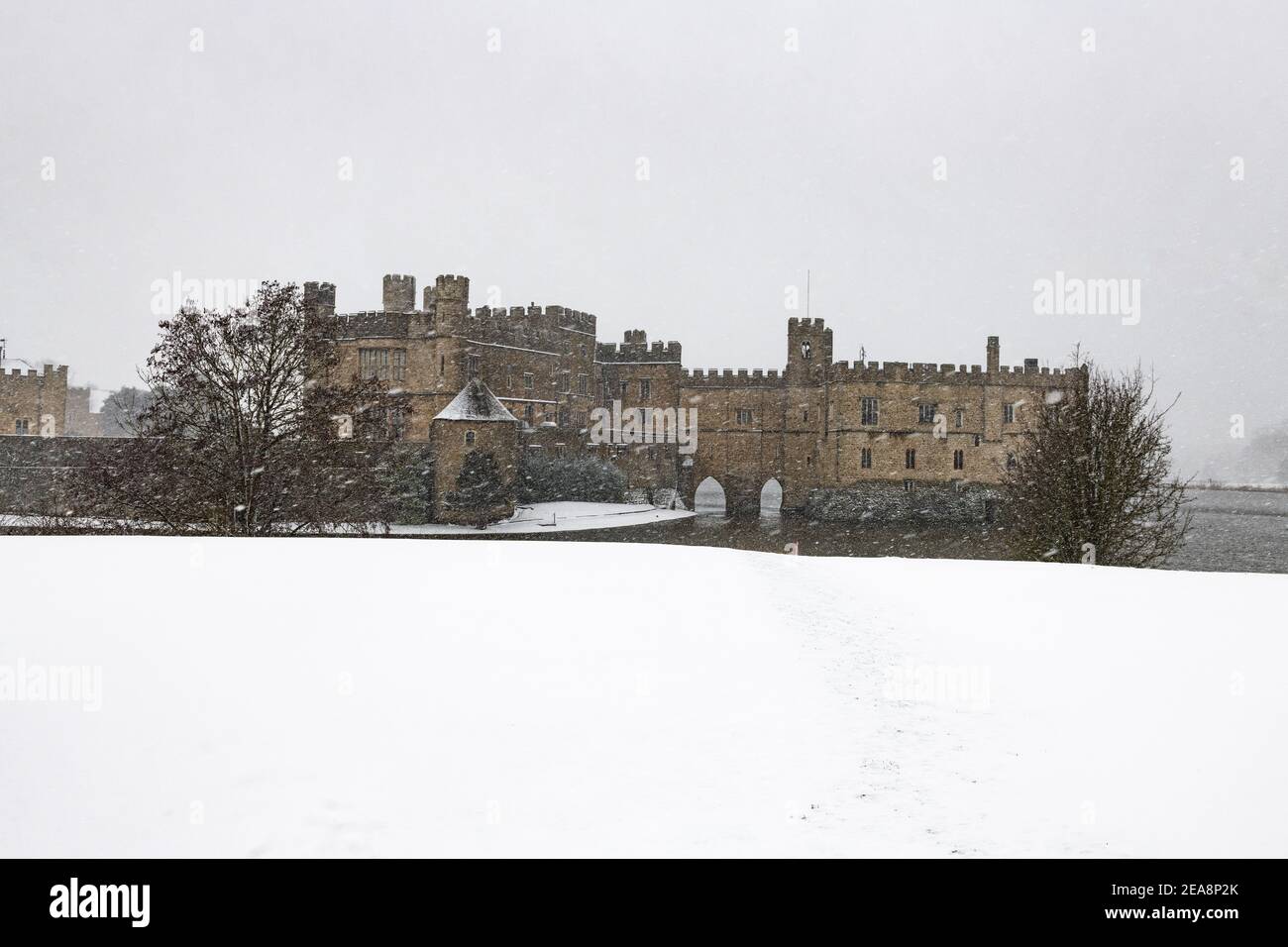 Snow scene at leeds castle hi-res stock photography and images - Alamy