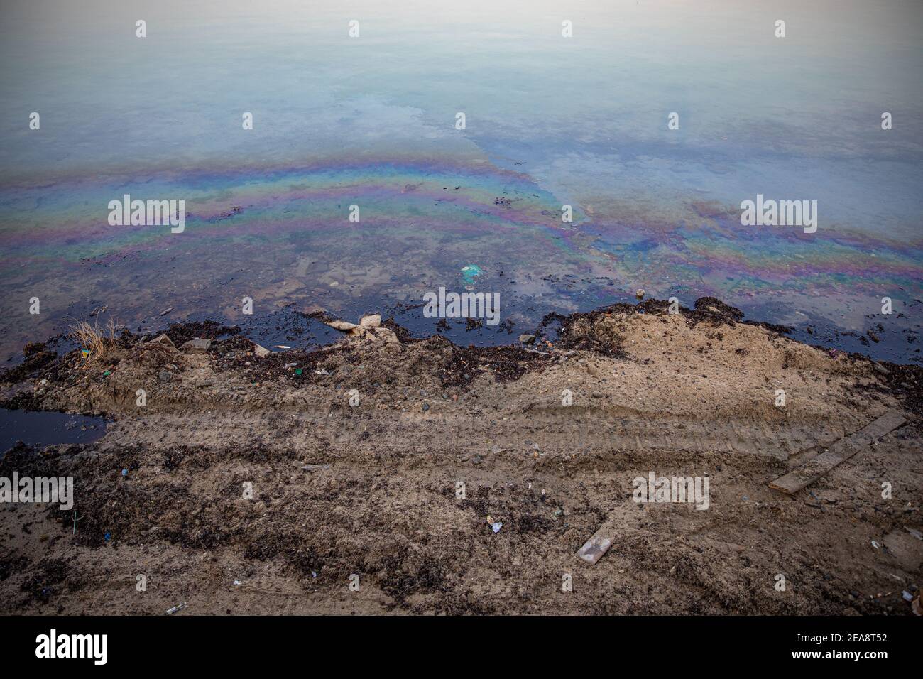 oil pollution in sea water Stock Photo - Alamy