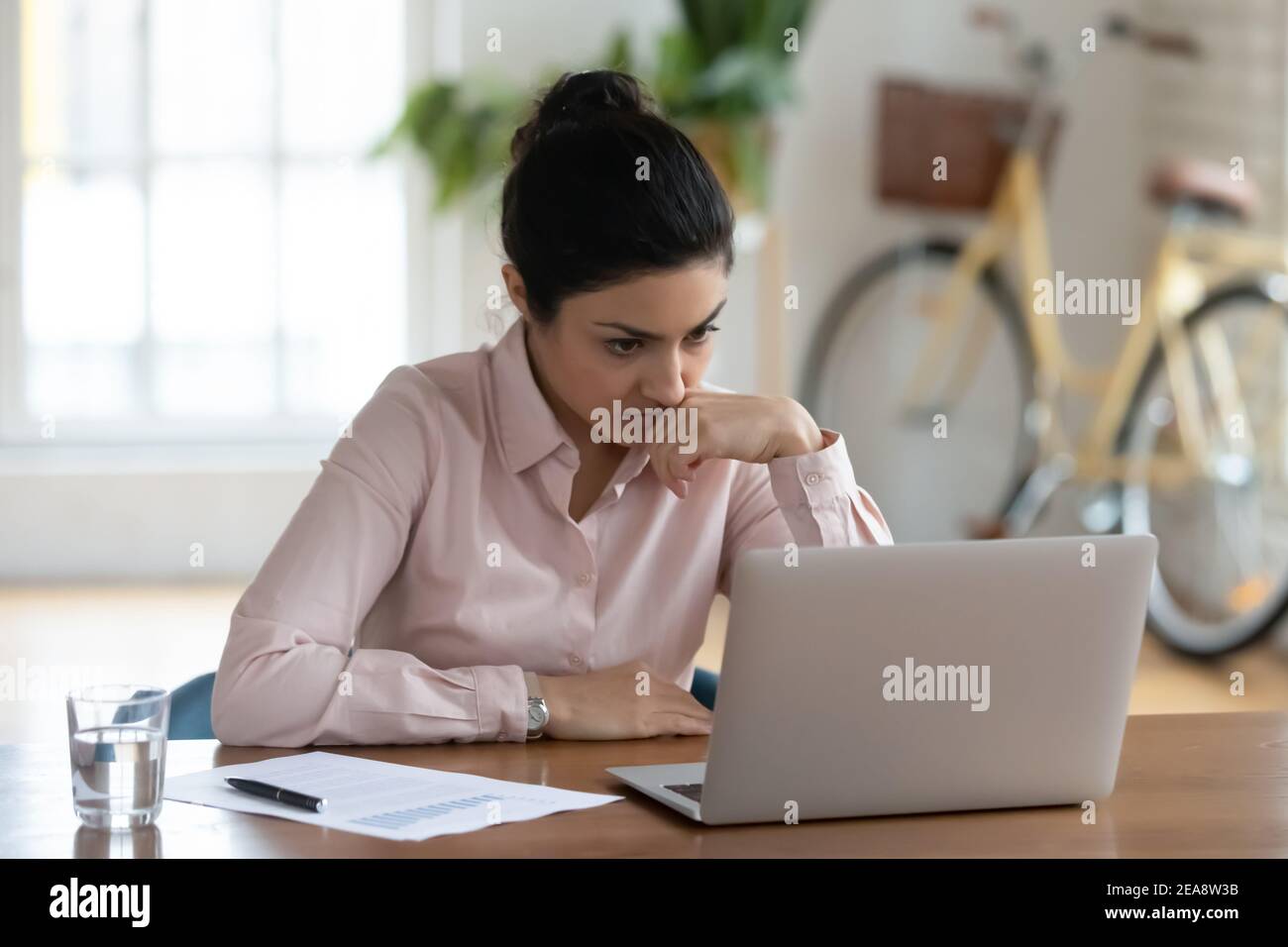 Staring at the screen hi-res stock photography and images - Alamy