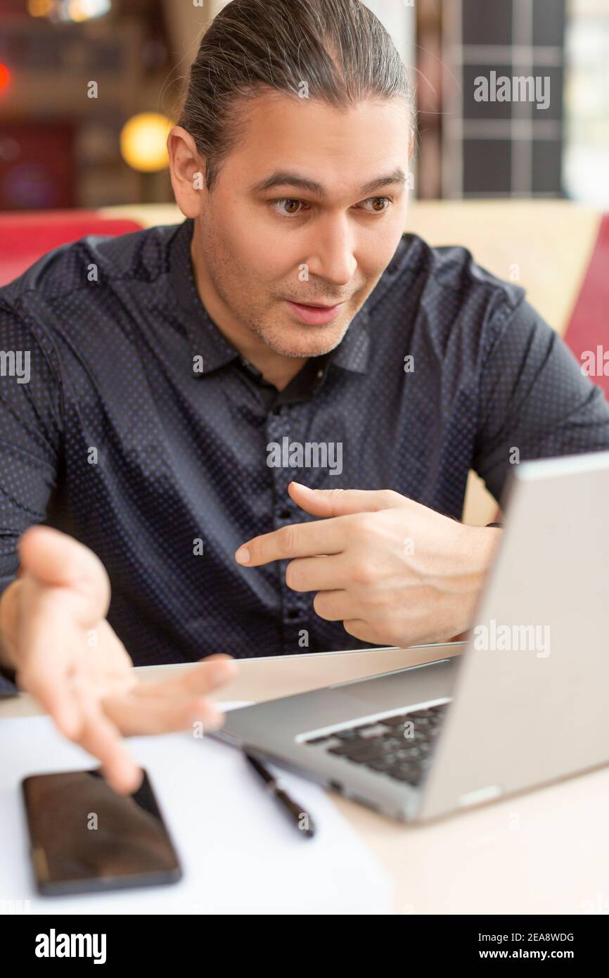 Vertical video call center male hi-res stock photography and images - Alamy