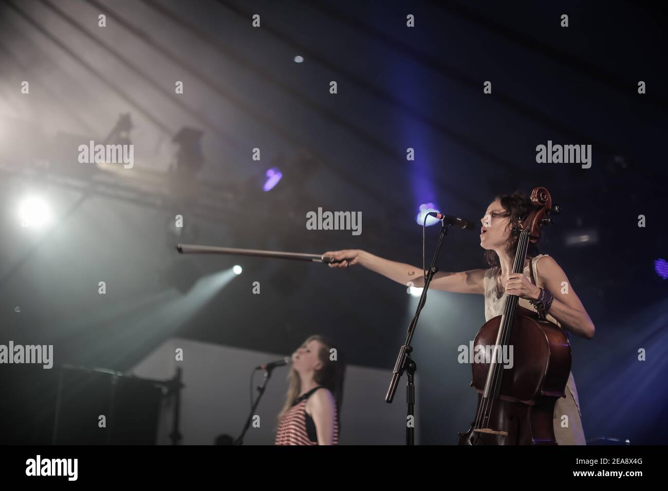 Mum performing hi-res stock photography and images - Alamy