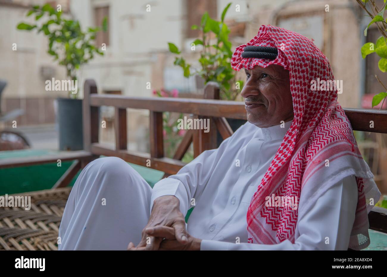 Saudi arabia man looking hi-res stock photography and images - Alamy