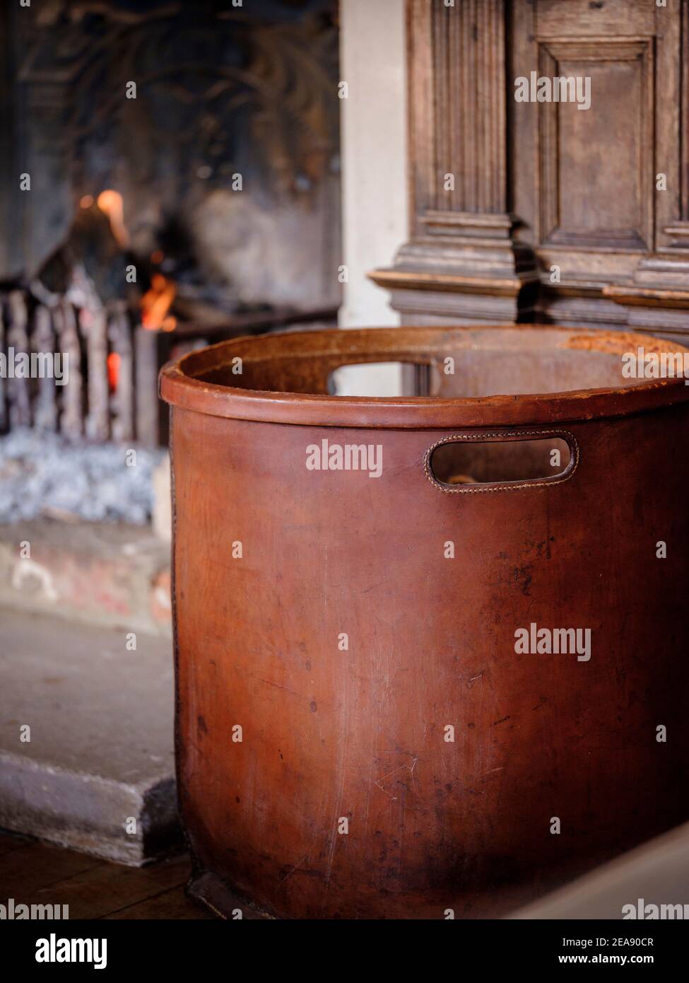 Fireplace log hi-res stock photography and images - Alamy