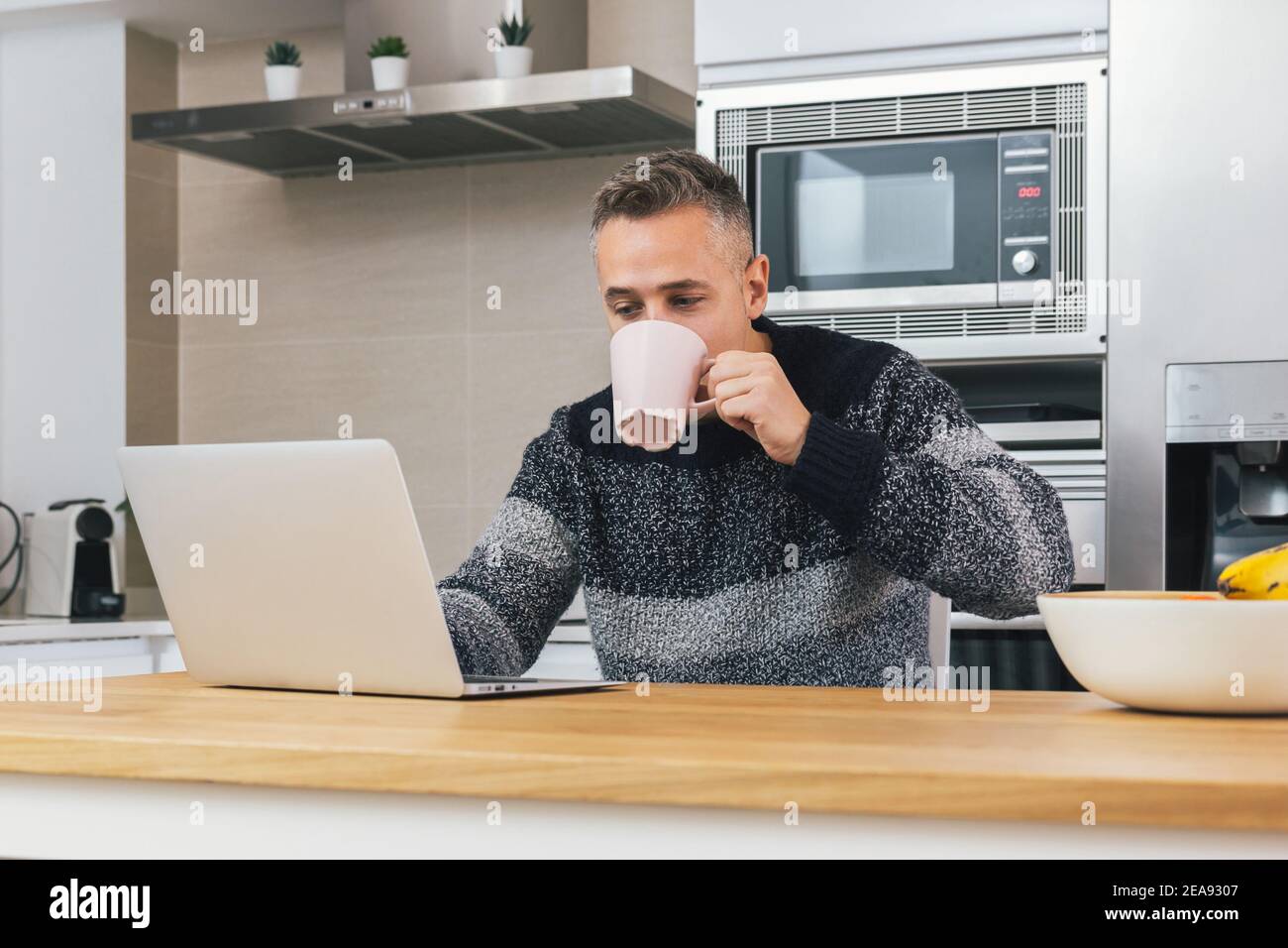 Business man having breakfast hi-res stock photography and images - Alamy