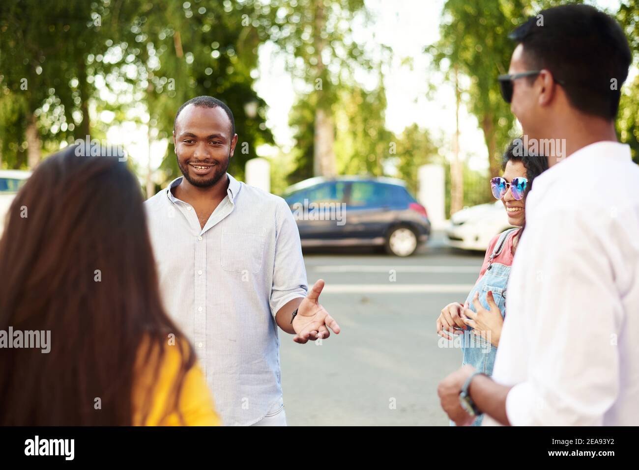 Multi ethnic young teenagers talking hi-res stock photography and ...