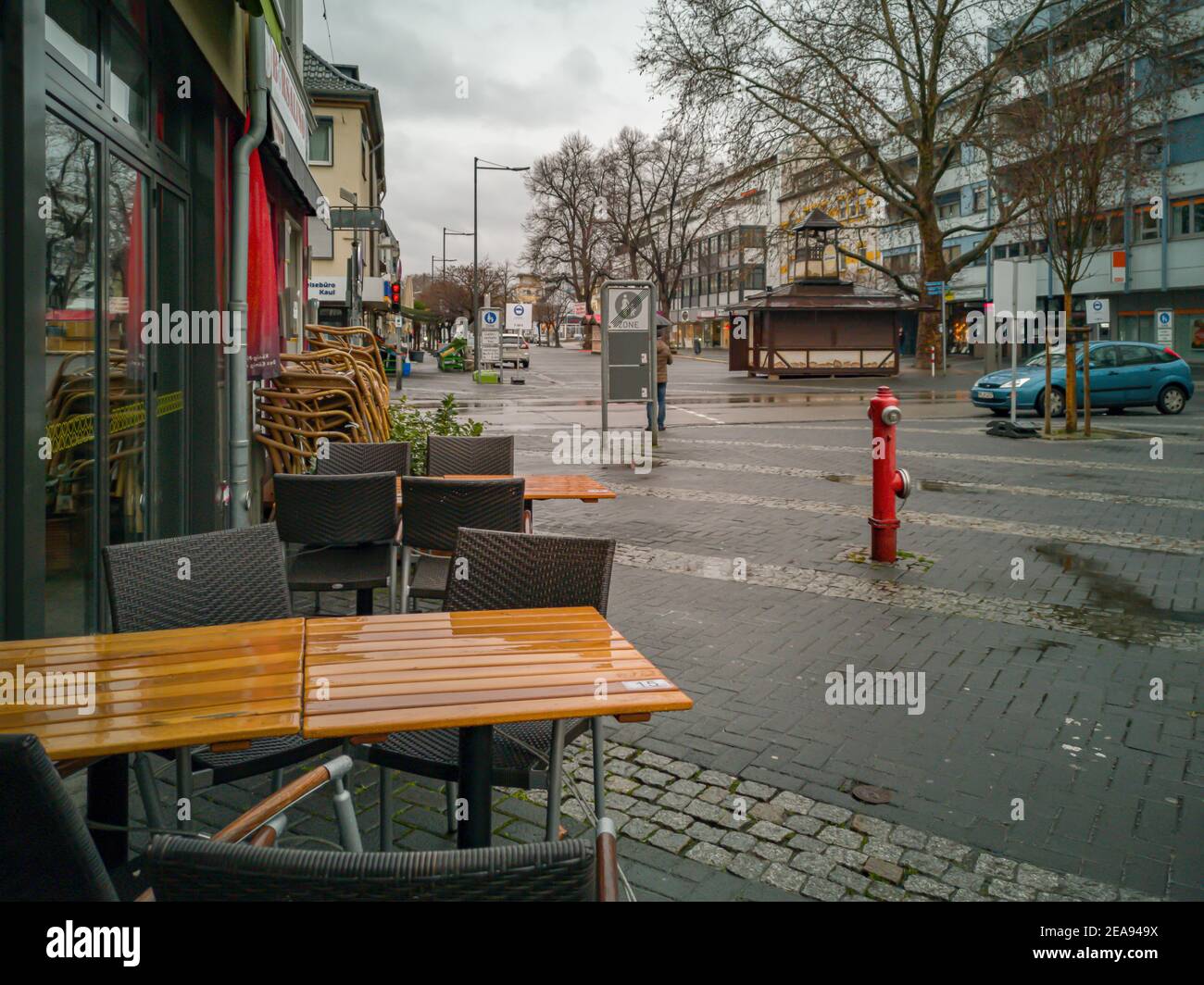 Pan down building hi-res stock photography and images - Alamy