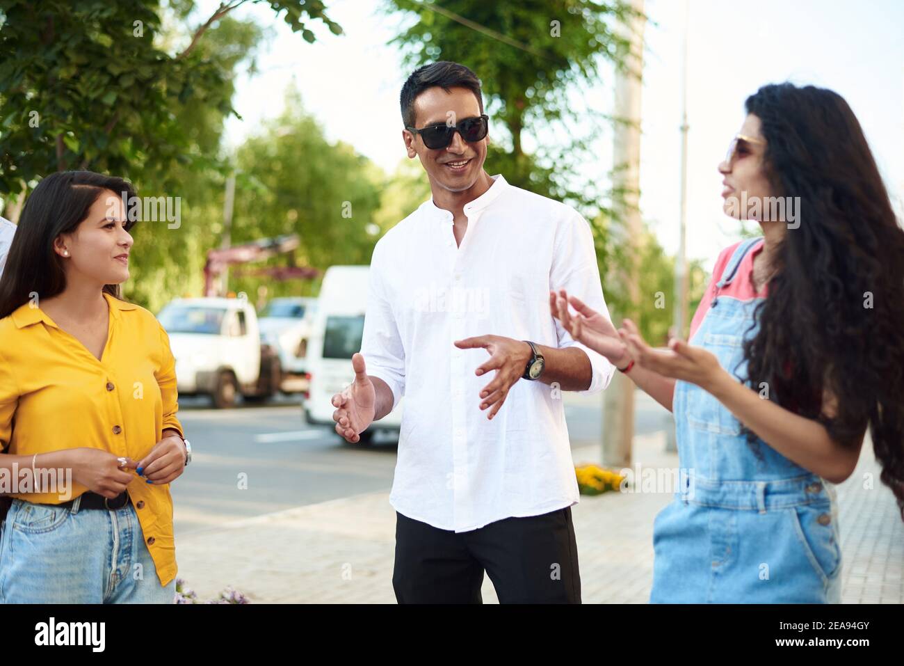 Multi ethnic young teenagers talking hi-res stock photography and ...