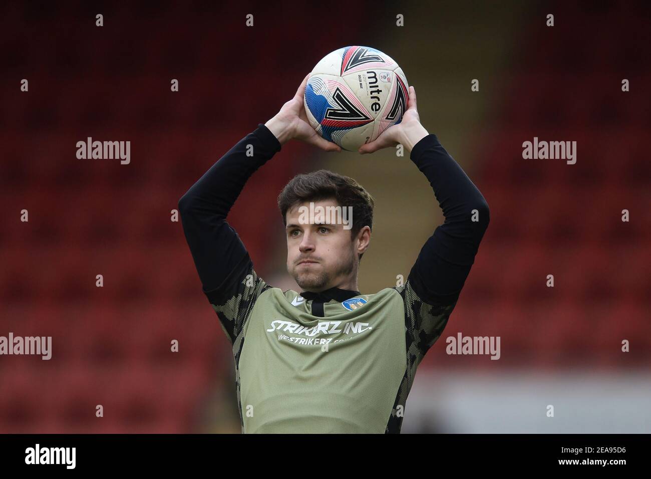League two throw in hi-res stock photography and images - Alamy
