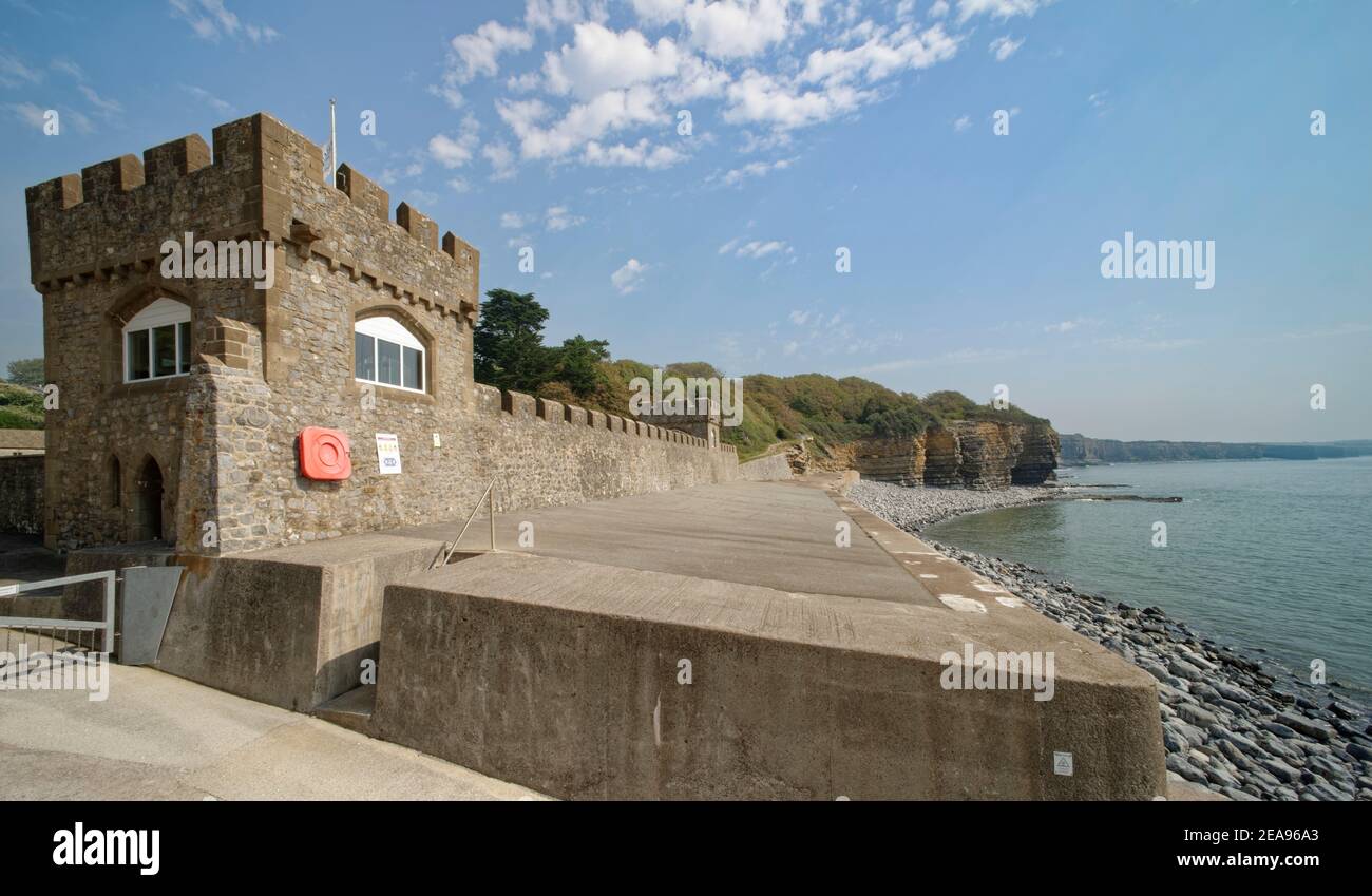 St donats castle hi-res stock photography and images - Alamy