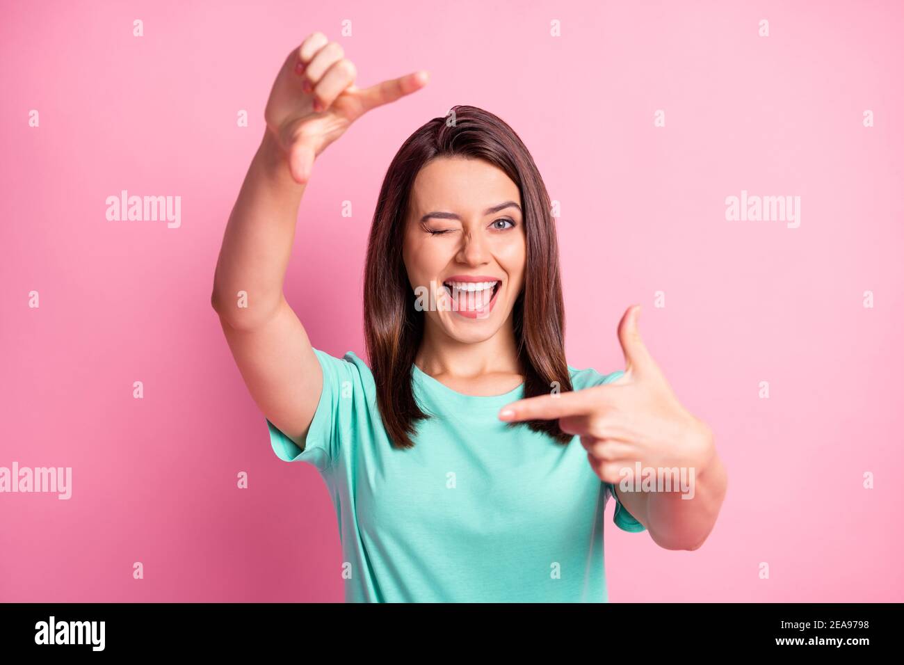 Photo portrait of pretty girl showing frame made of fingers smiling ...