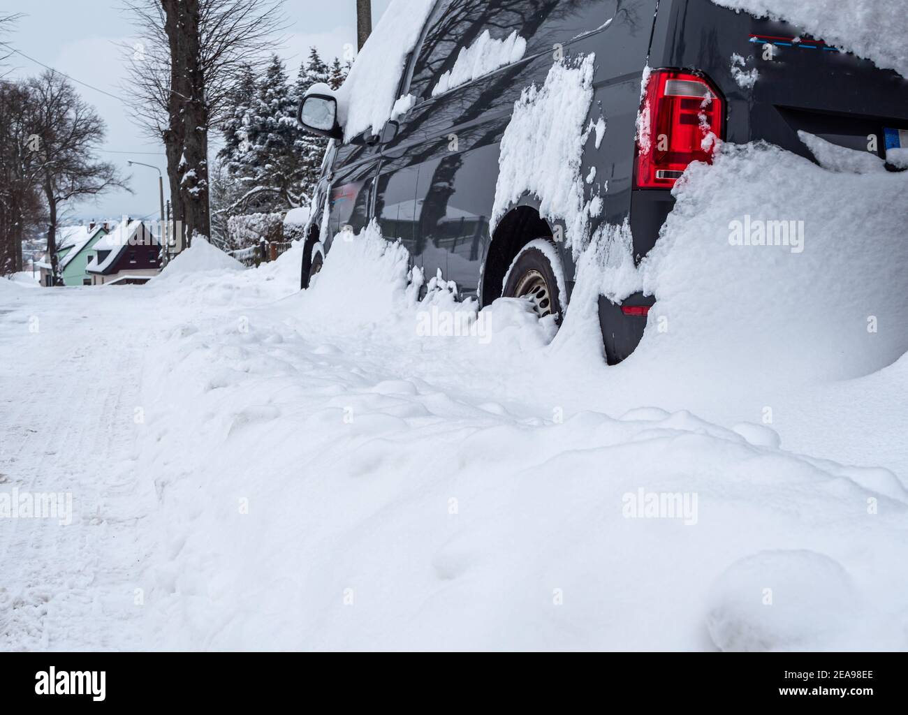 Car stuck after the onset of winter Stock Photo - Alamy