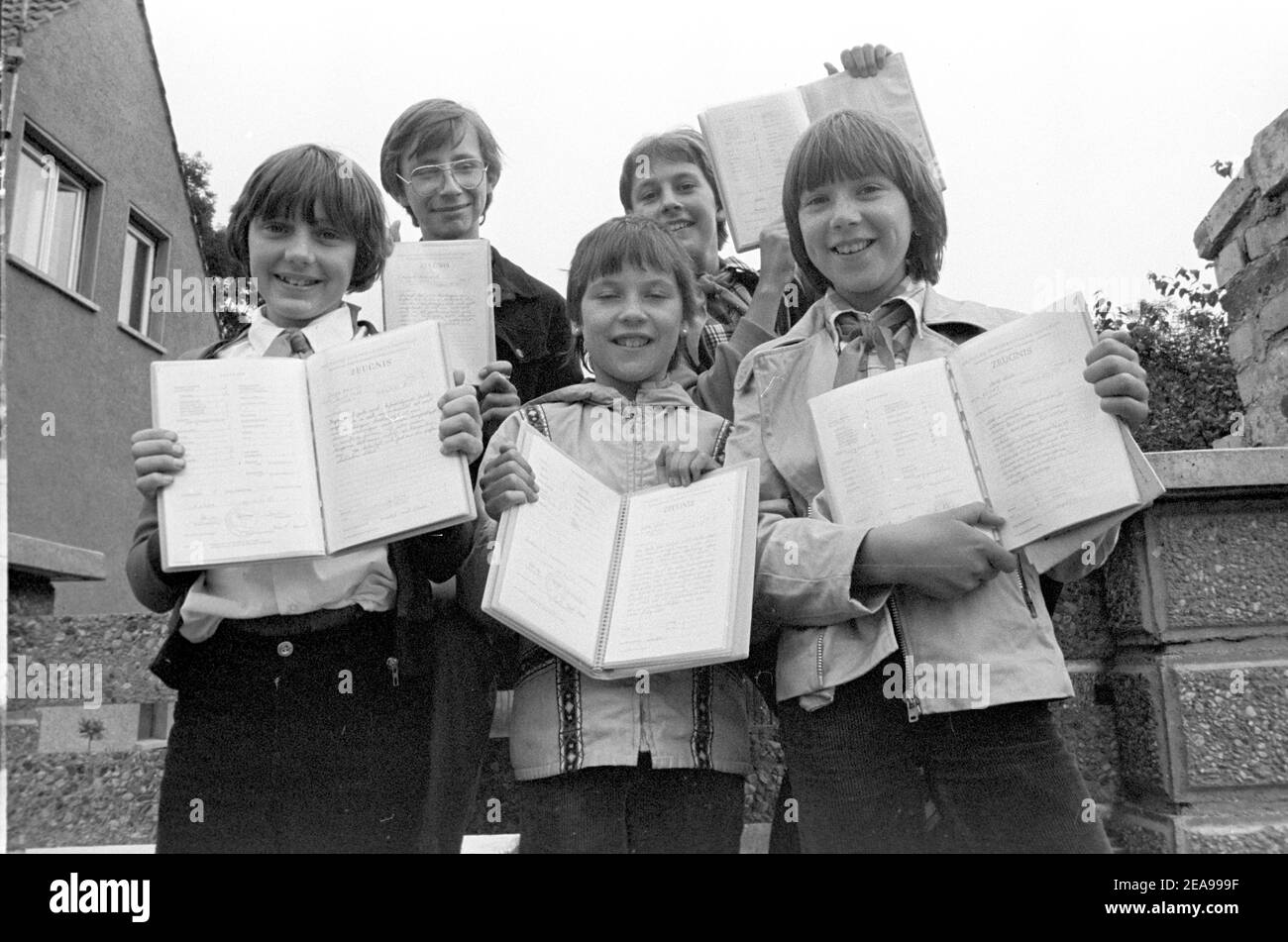 School report card 1980s hi-res stock photography and images - Alamy