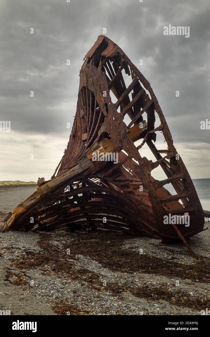 Rusted shipwreck skeleto Stock Photo - Alamy