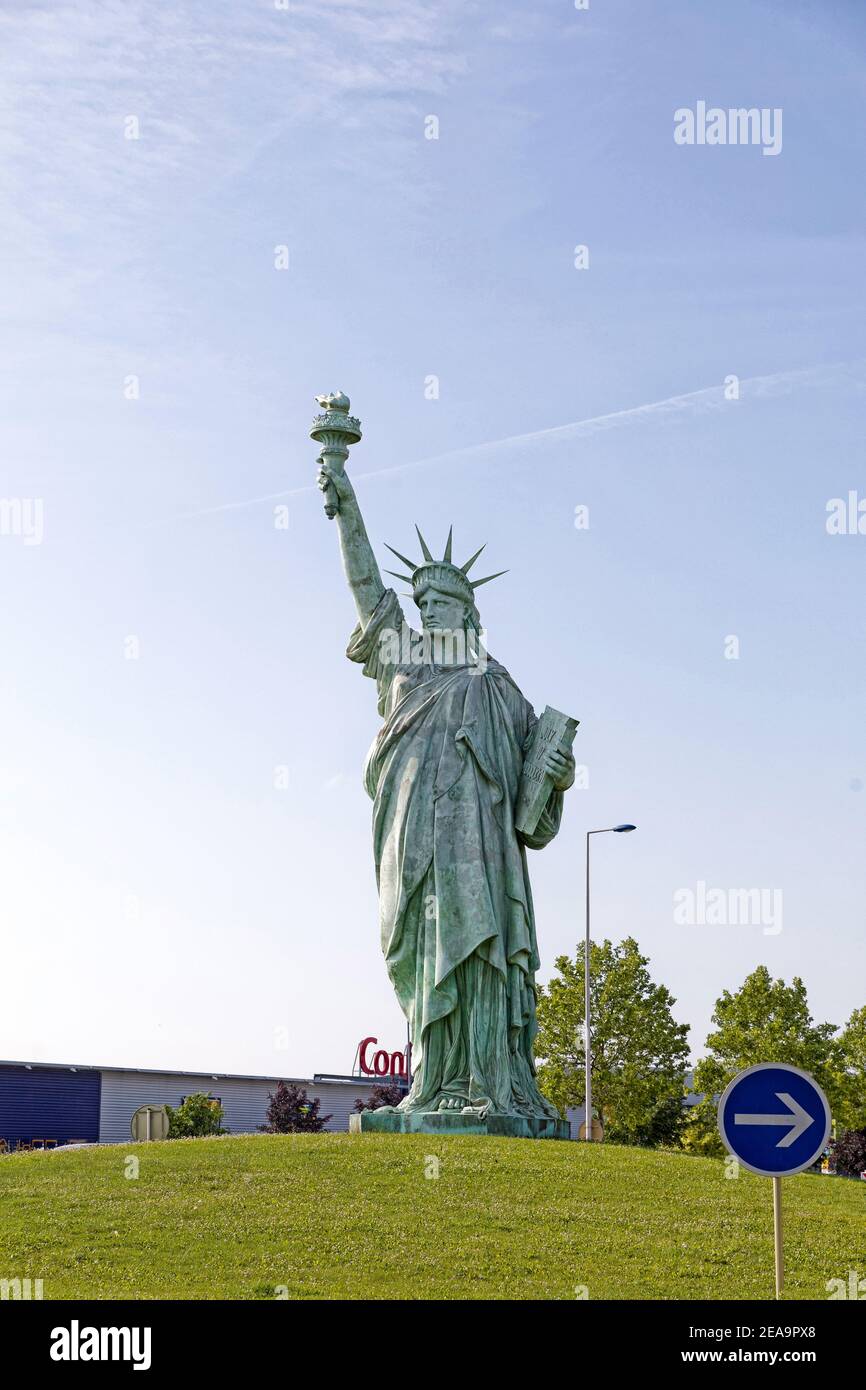 Statue roundabout hi-res stock photography and images - Alamy