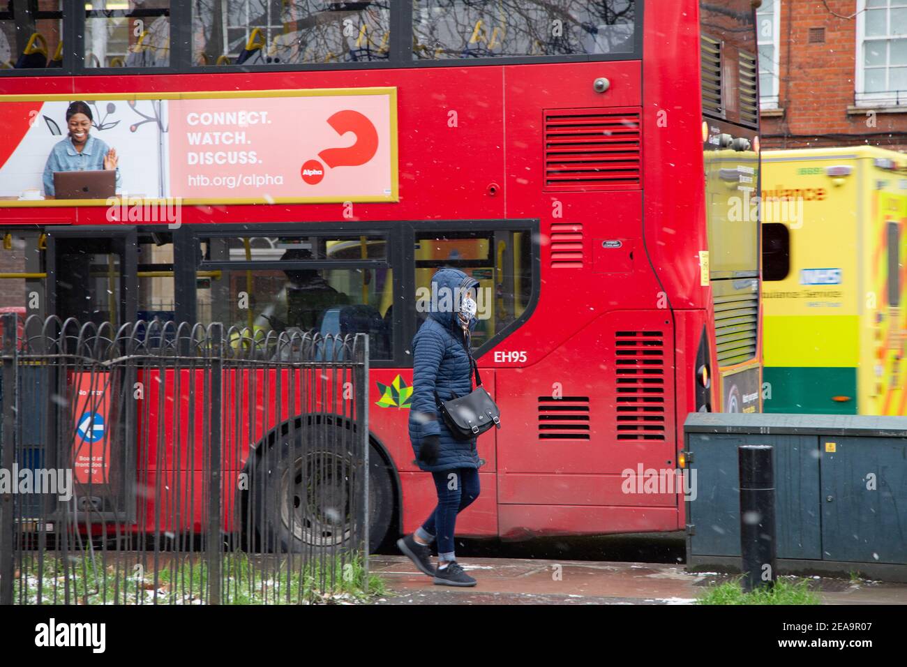 London commute mask hi-res stock photography and images - Alamy