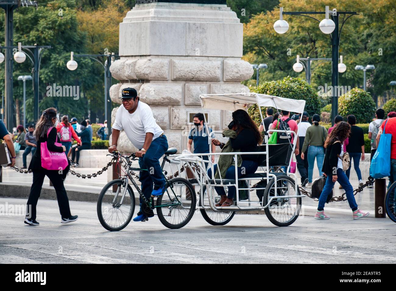 City rickshaw transport hi-res stock photography and images - Alamy