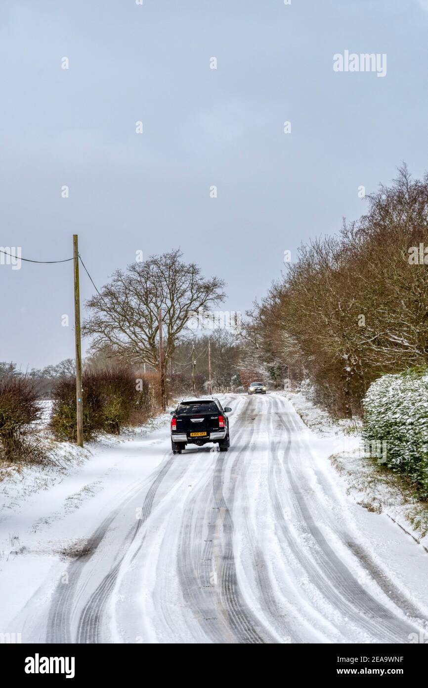 Traffic on a Norfolk country road in snowy conditions Stock Photo - Alamy