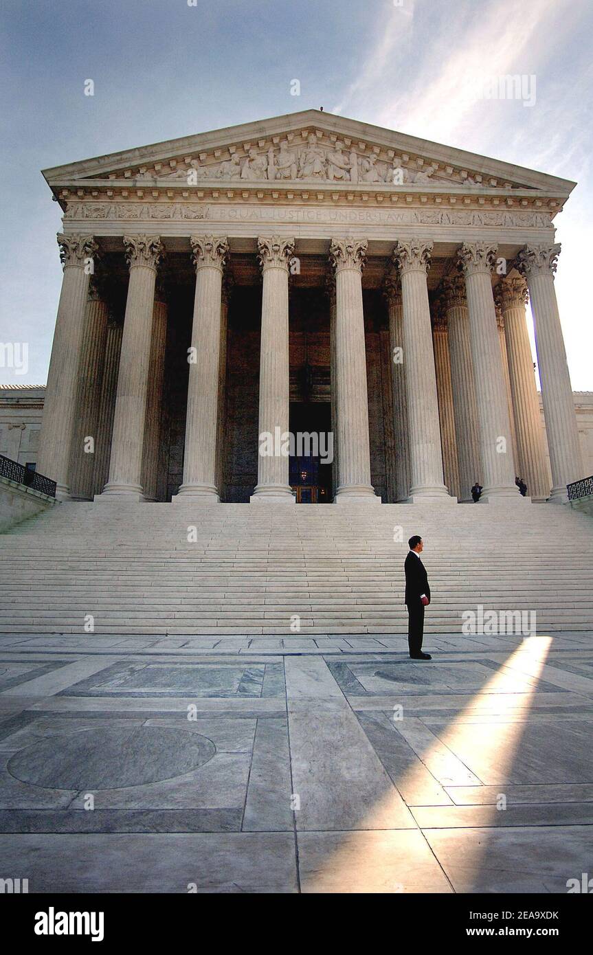John roberts supreme court 2005 hi-res stock photography and images - Alamy