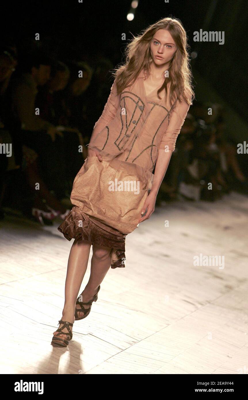 Dior spring summer 2006 ready to wear hi-res stock photography and ...