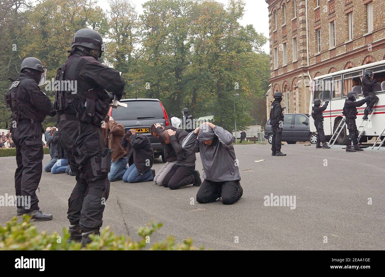 French, elite, police, raid hi-res stock photography and images - Alamy