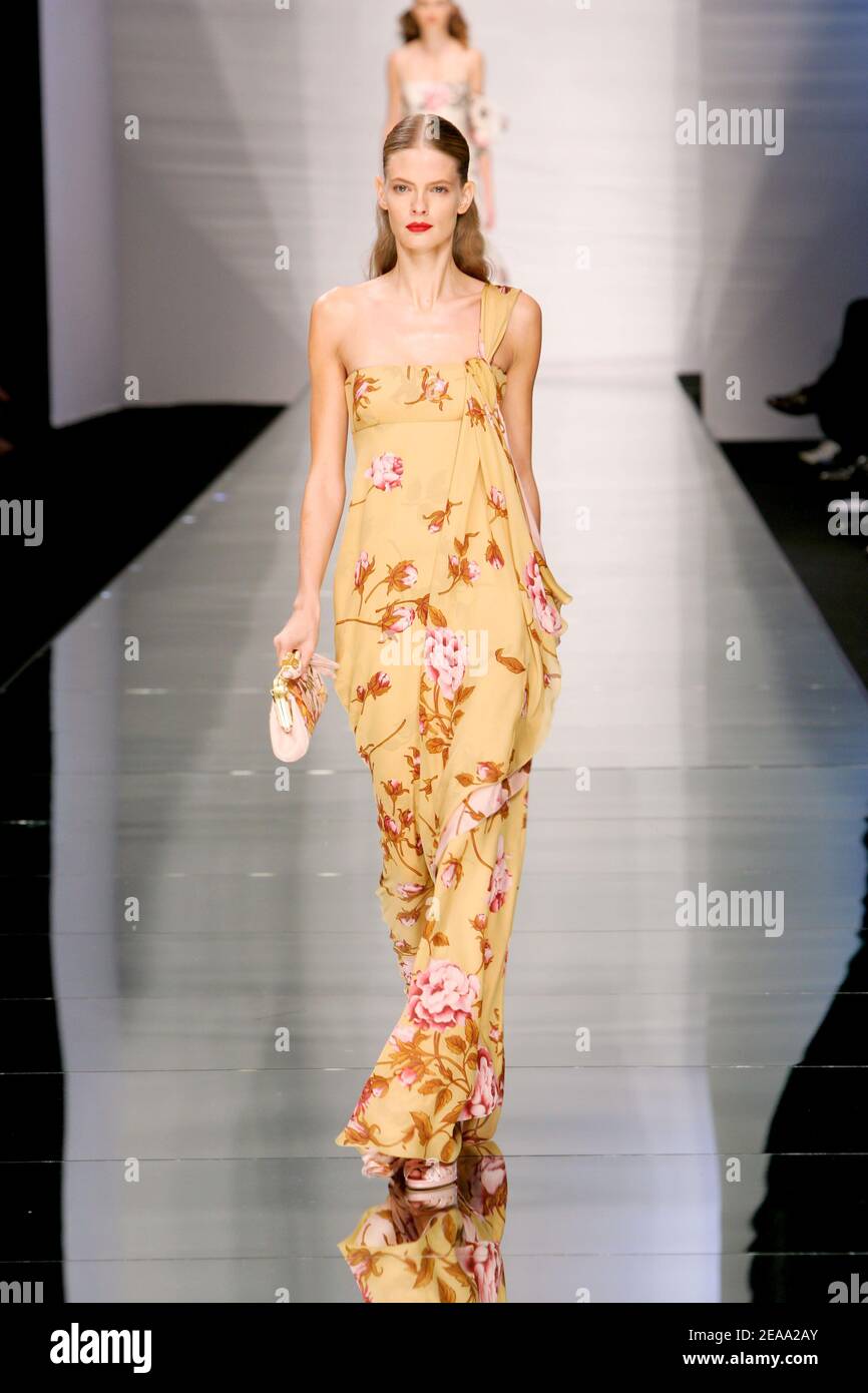 Valentino 2006 spring ready to wear hi-res stock photography and images ...