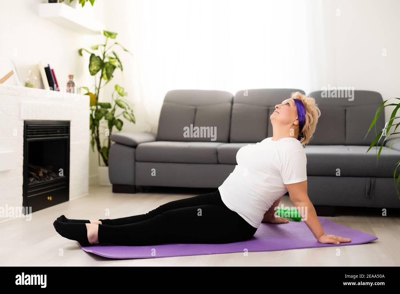 Seated side bend pose hi-res stock photography and images - Alamy