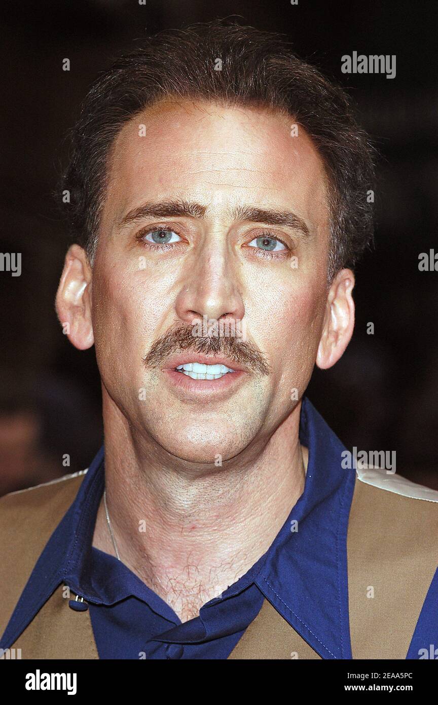 Nicolas cage weather man 2005 hi-res stock photography and images - Alamy