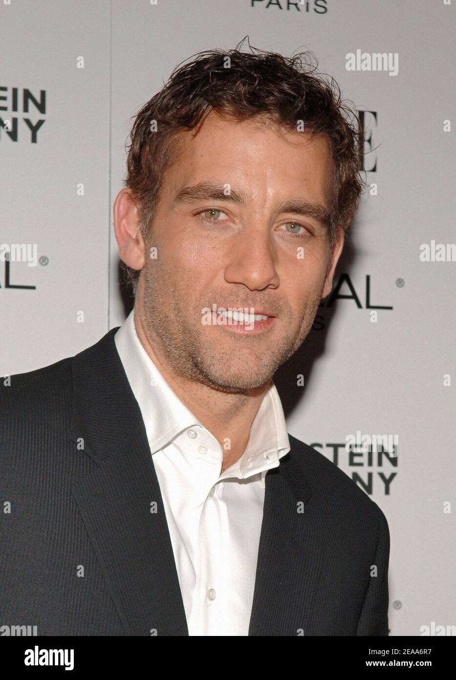 Actor and cast member Clive Owen arrives at the 'Derailed' premiere ...