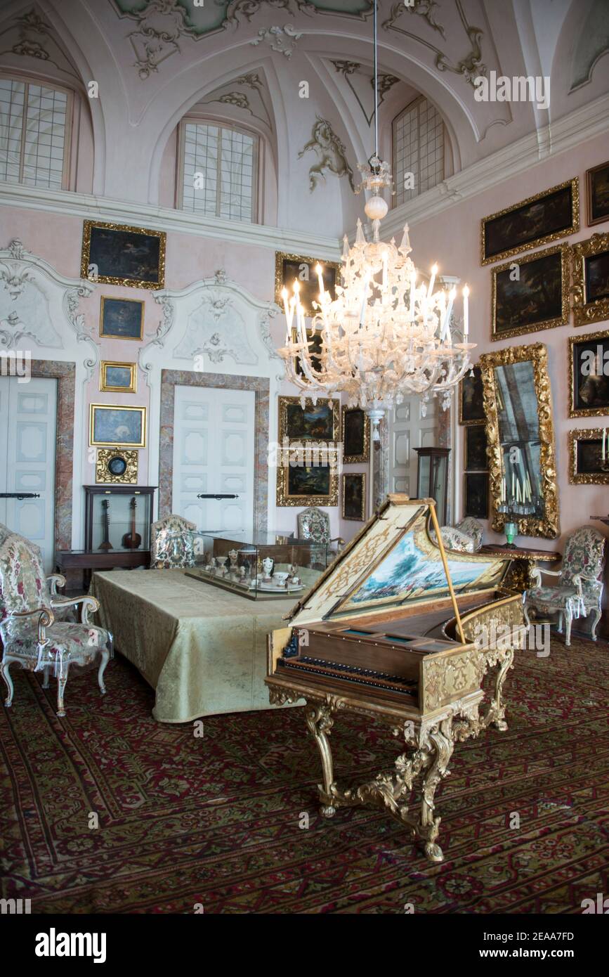 Inside the rooms hi-res stock photography and images - Alamy