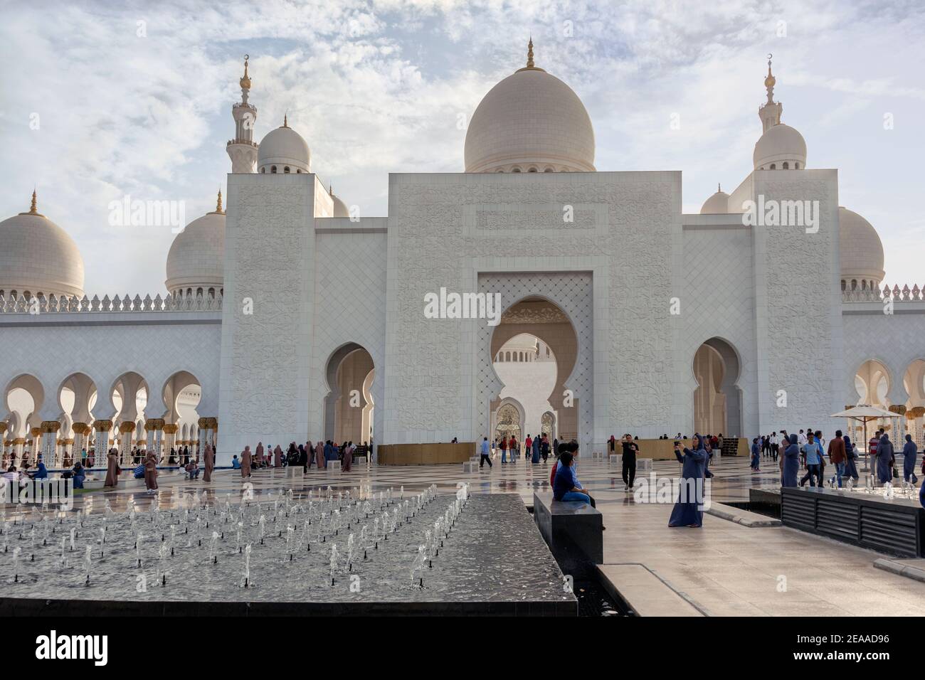 Crowds at the main entrance of Sheikh Zayed Grand Mosque, Abu Dhabi ...