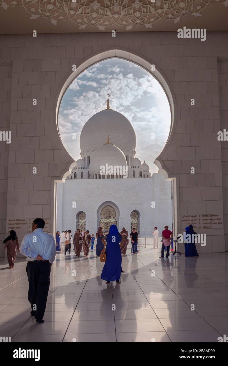 Main entrance, Sheikh Zayed Grand Mosque, Abu Dhabi, UAE Stock Photo ...
