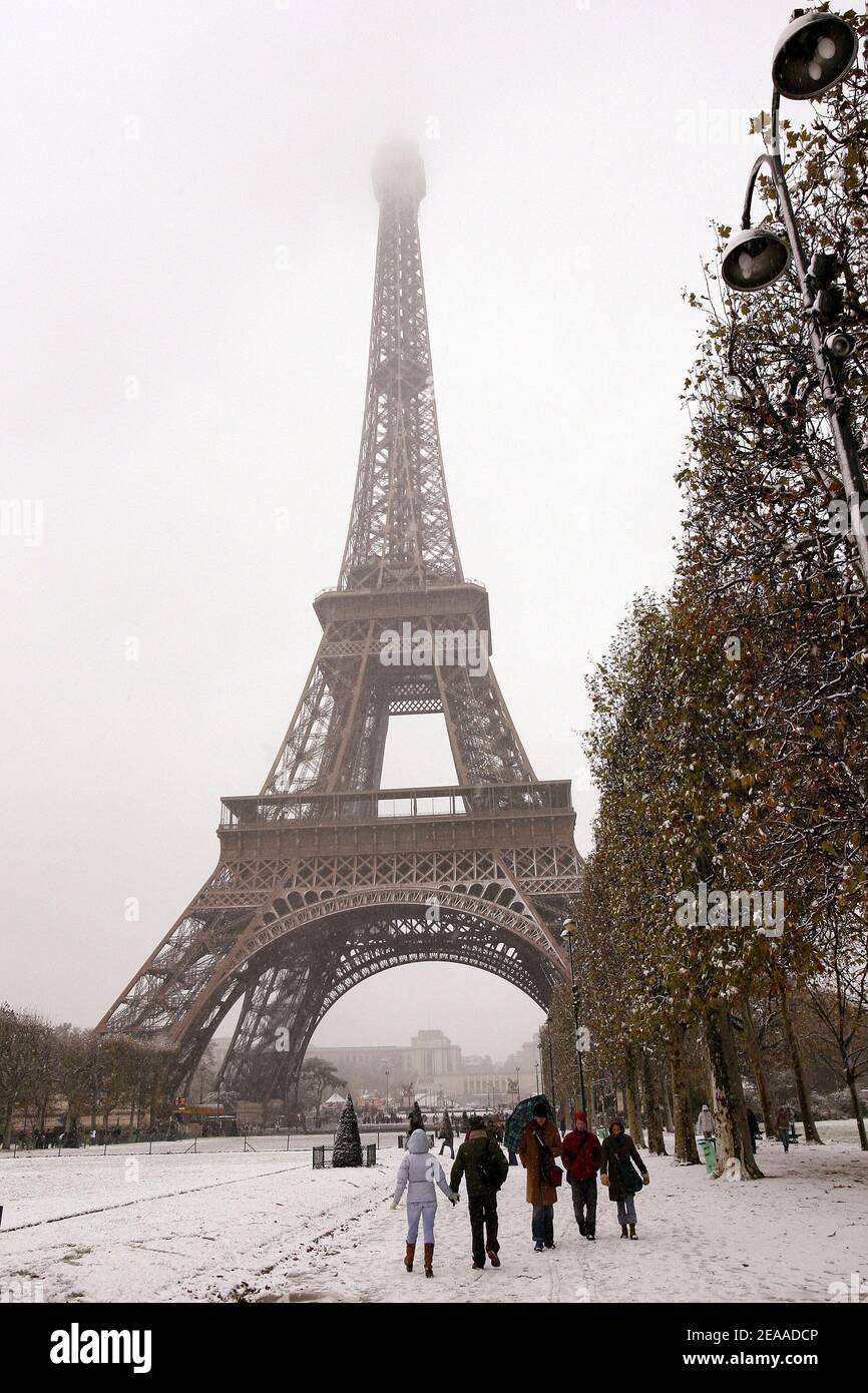 Tour eiffel neige hi-res stock photography and images - Alamy