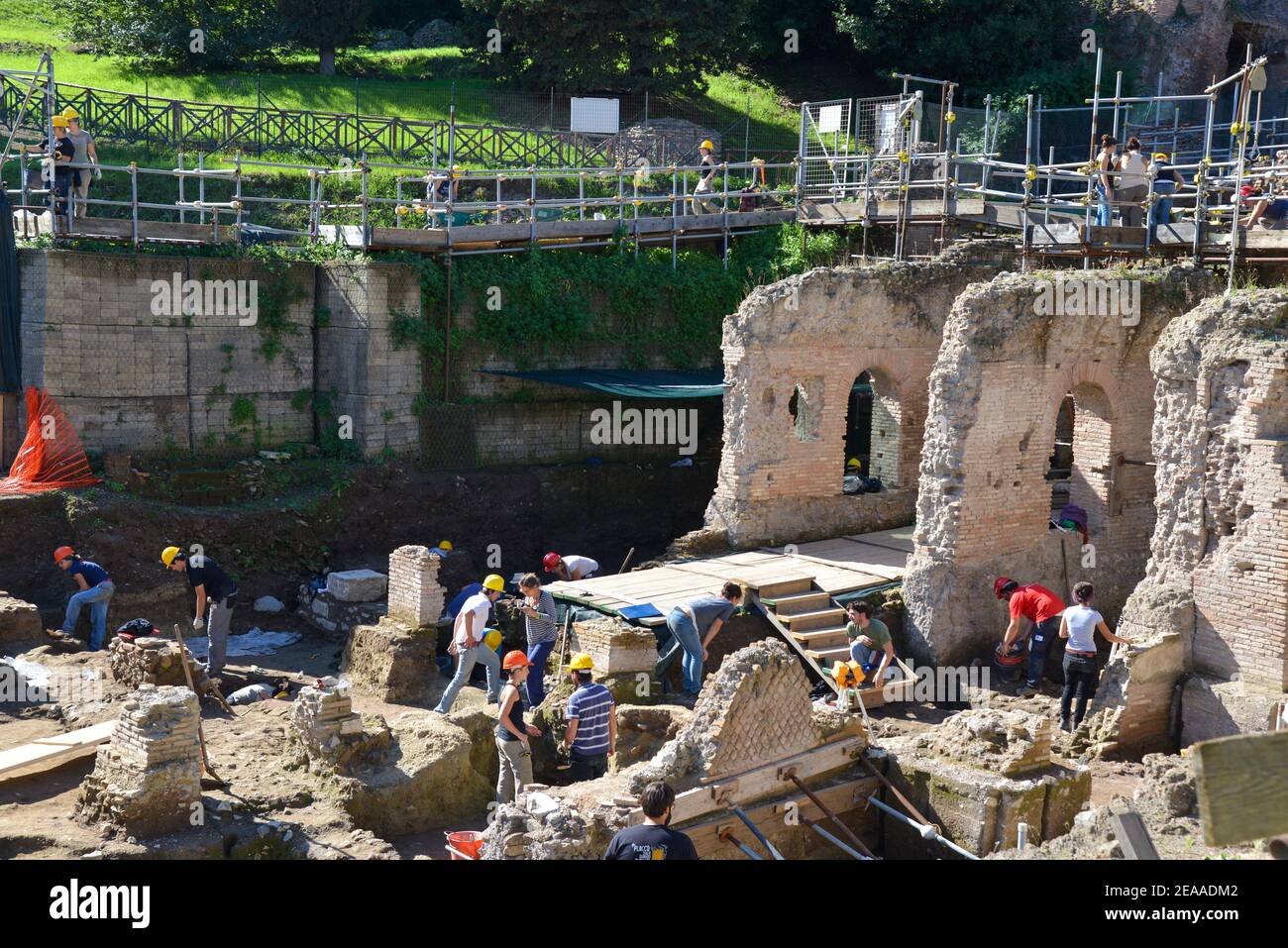 Archeologists hi-res stock photography and images - Alamy