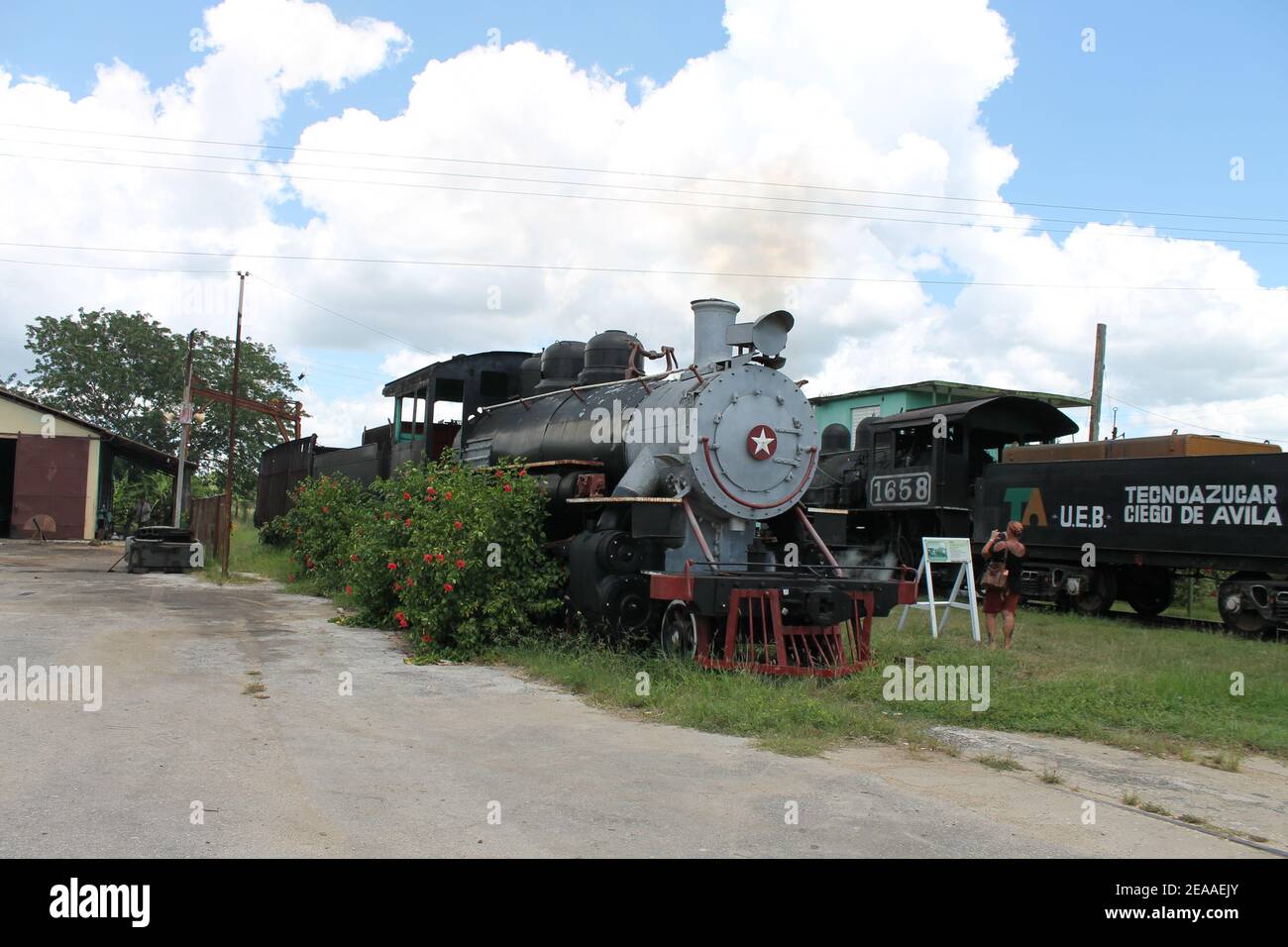 Cuban railway track hi-res stock photography and images - Alamy