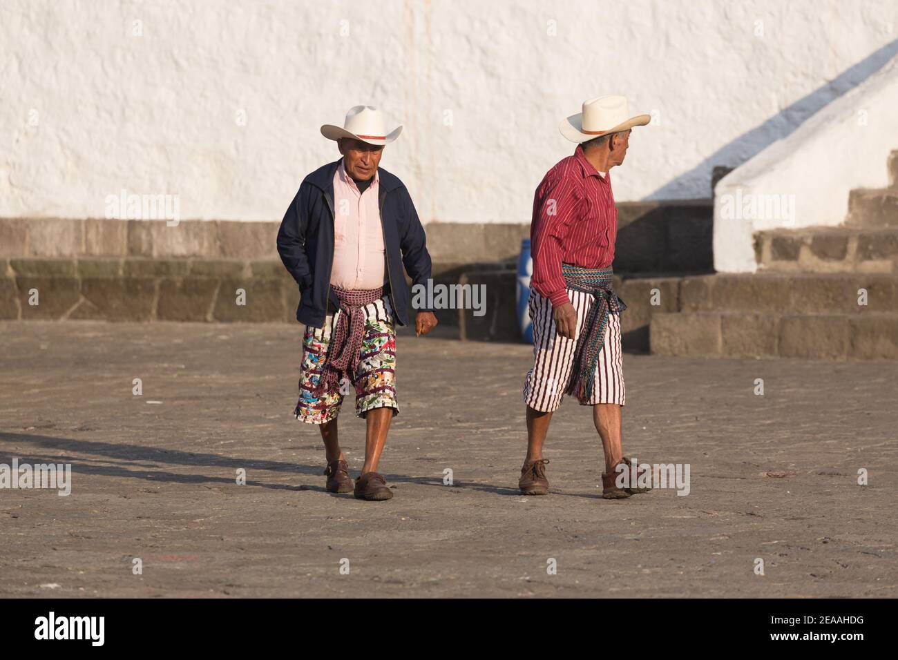 Guatemalan man in indigenous costume hi-res stock photography and ...