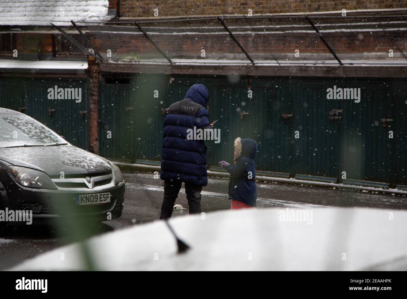 Snow in London - Pedestrians wrapped up in hats and scarfs commute home ...