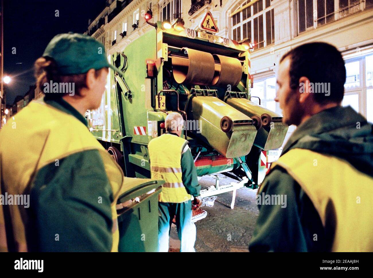 Poubelle paris hi-res stock photography and images - Alamy