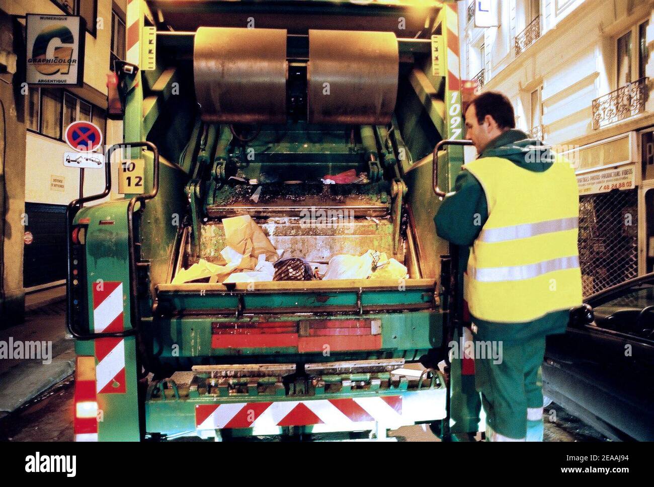 Poubelle paris hi-res stock photography and images - Alamy