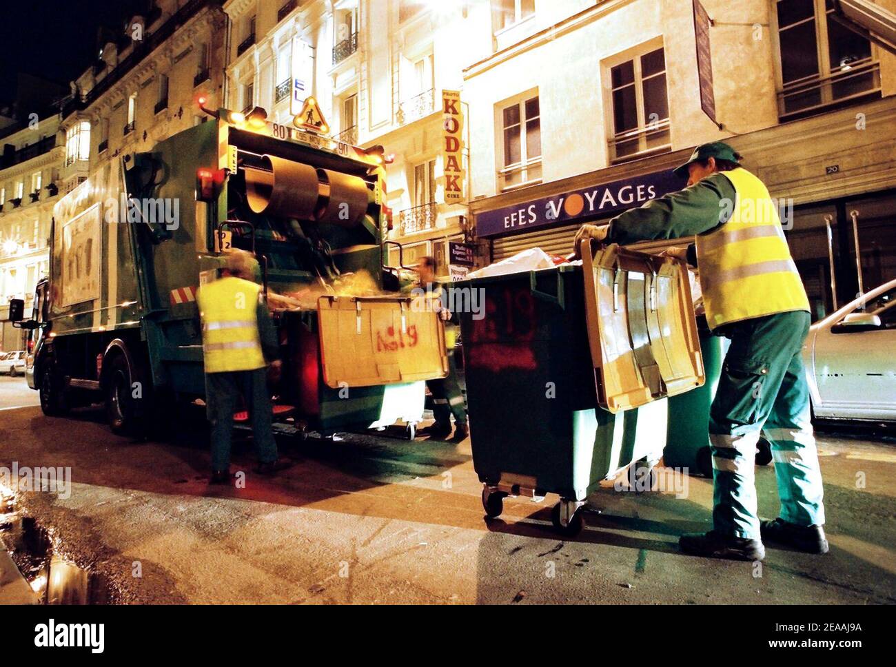 Poubelle paris hi-res stock photography and images - Alamy