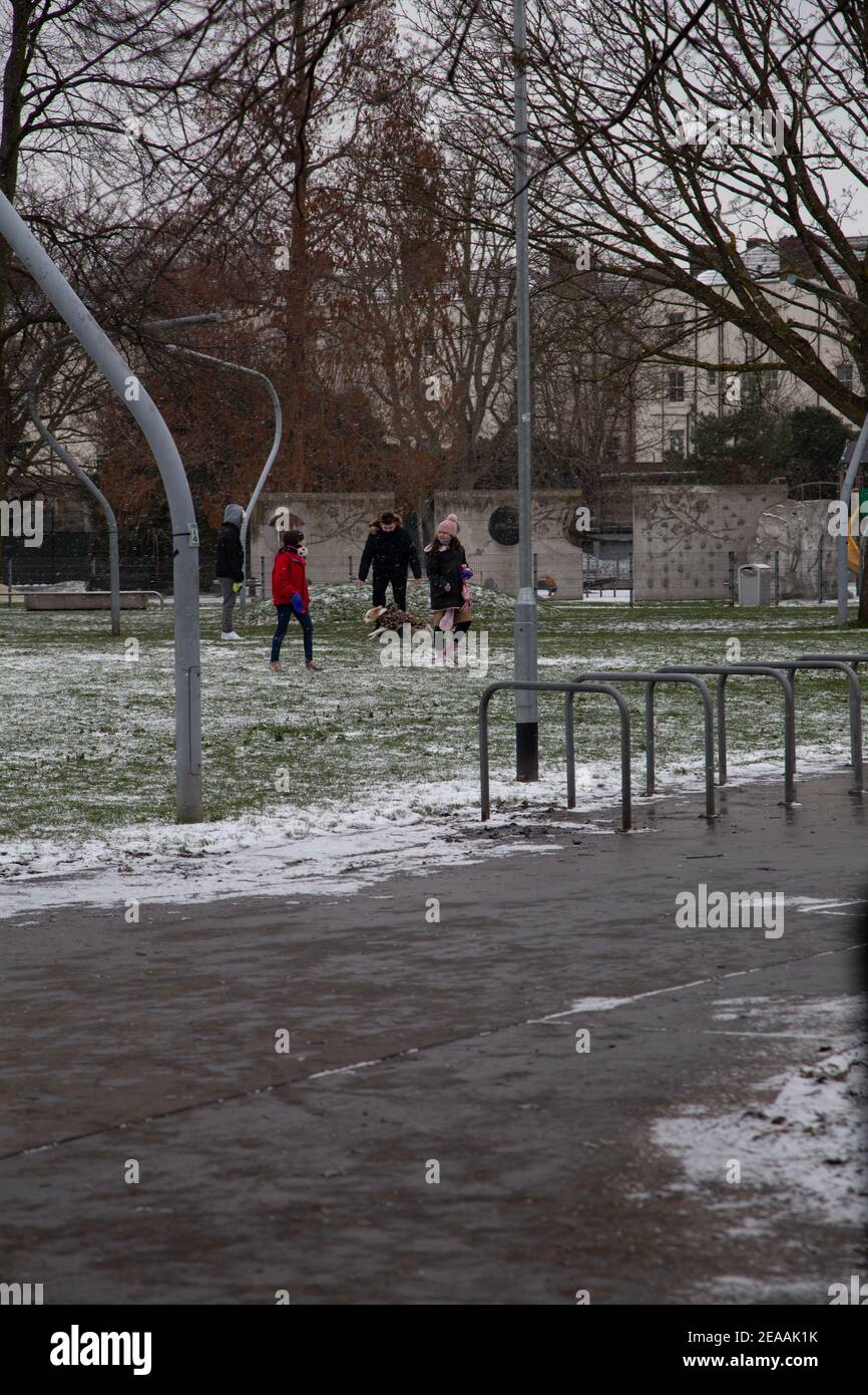 Snow in London - Pedestrians wrapped up in hats and scarfs commute home ...
