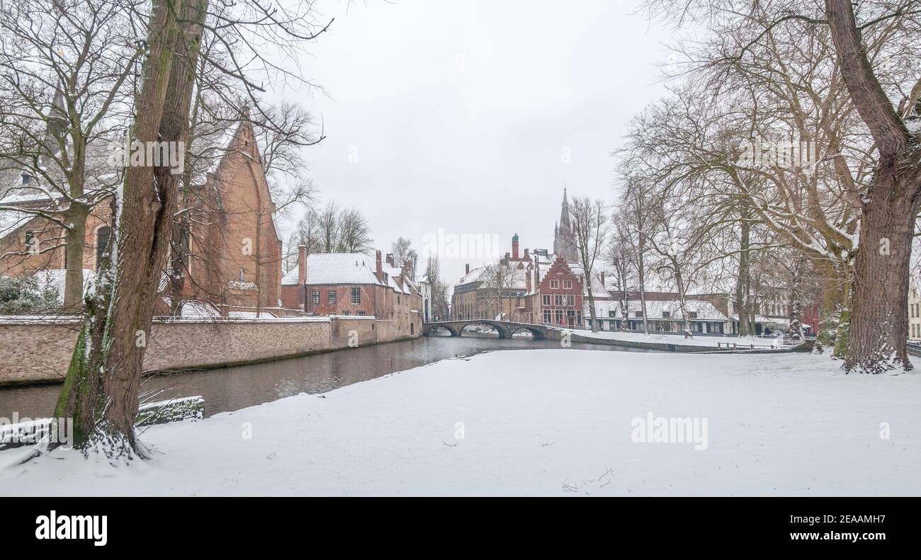 Bruges snow belfort hi-res stock photography and images - Alamy