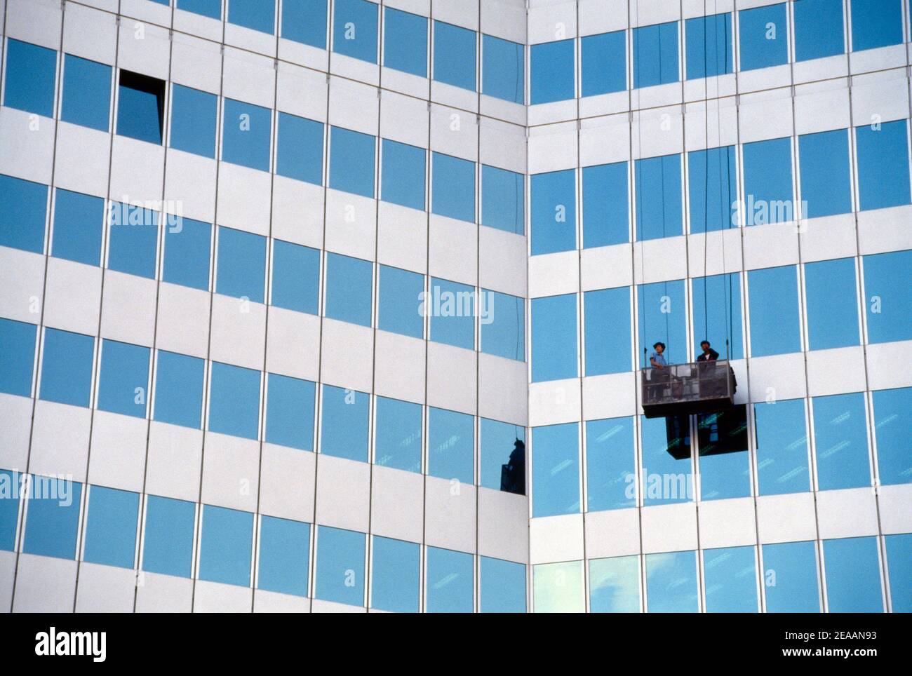 Hong Kong Bond Centre Building Window Cleaner In Cradle Stock Photo - Alamy