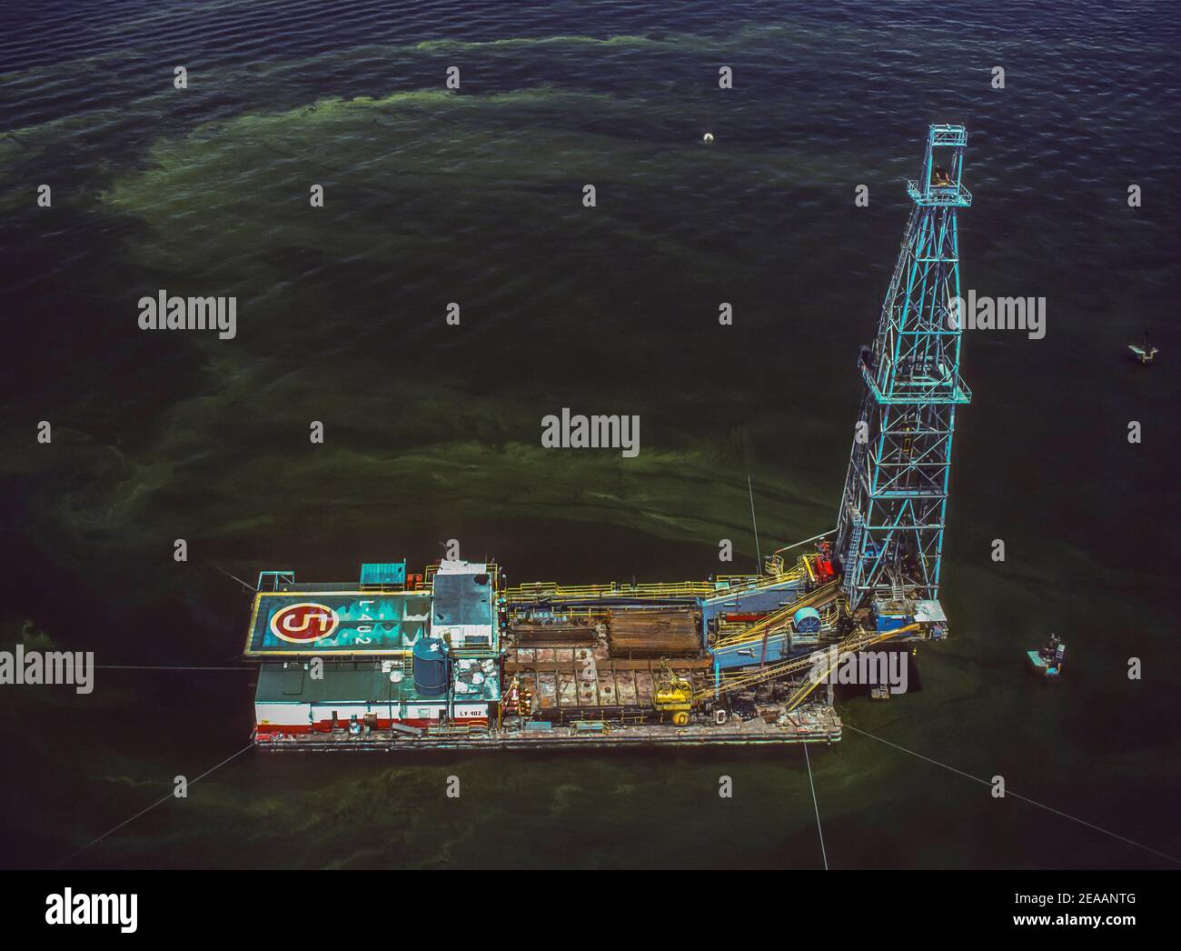 Lake maracaibo venezuela oil rigs hi-res stock photography and images ...