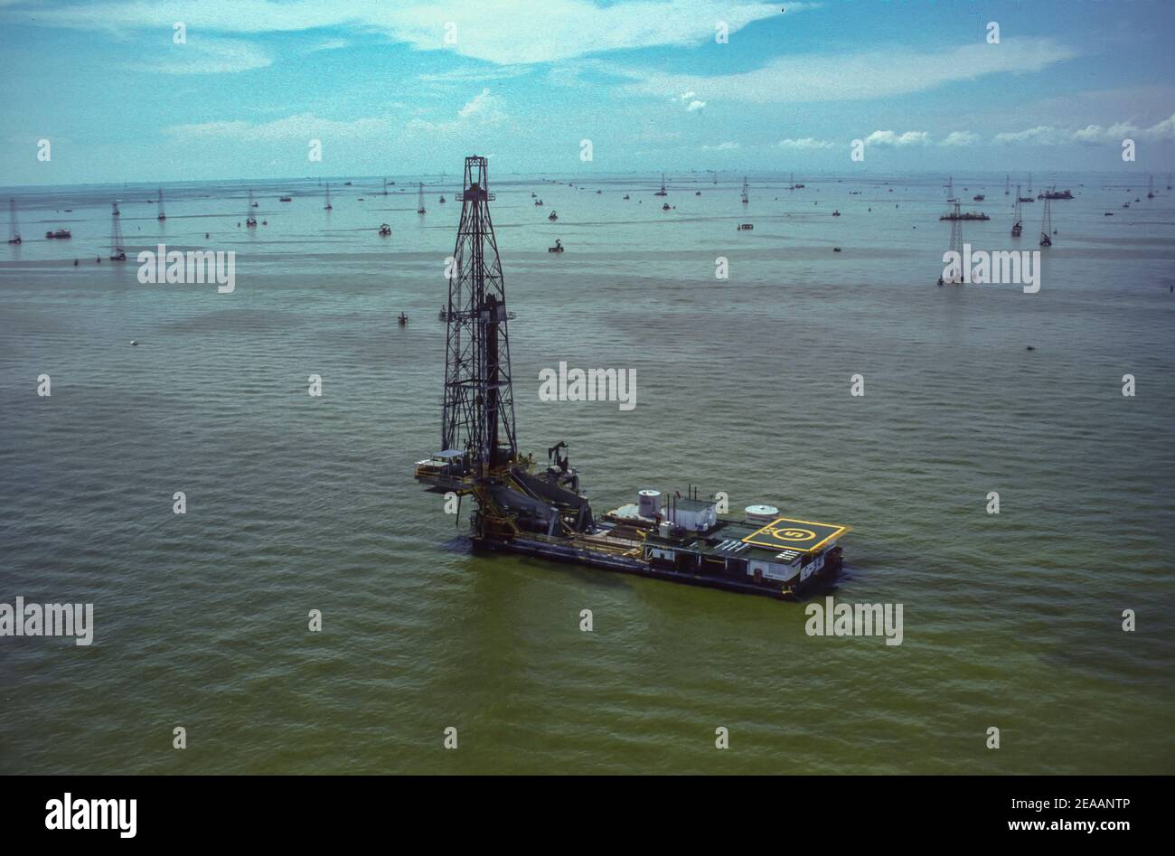 Lake maracaibo venezuela oil rigs hi-res stock photography and images ...