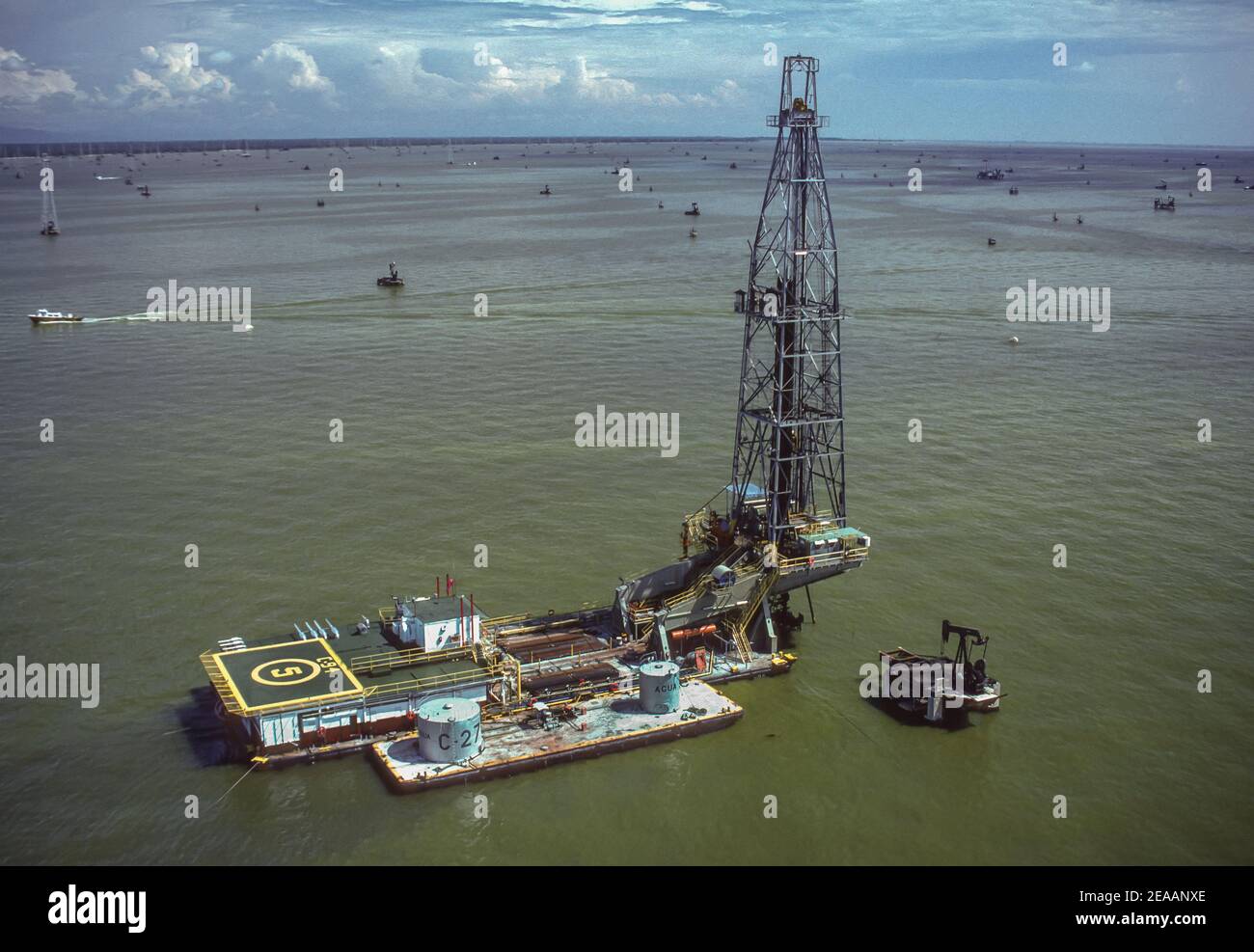 Lake maracaibo venezuela oil hi-res stock photography and images - Alamy