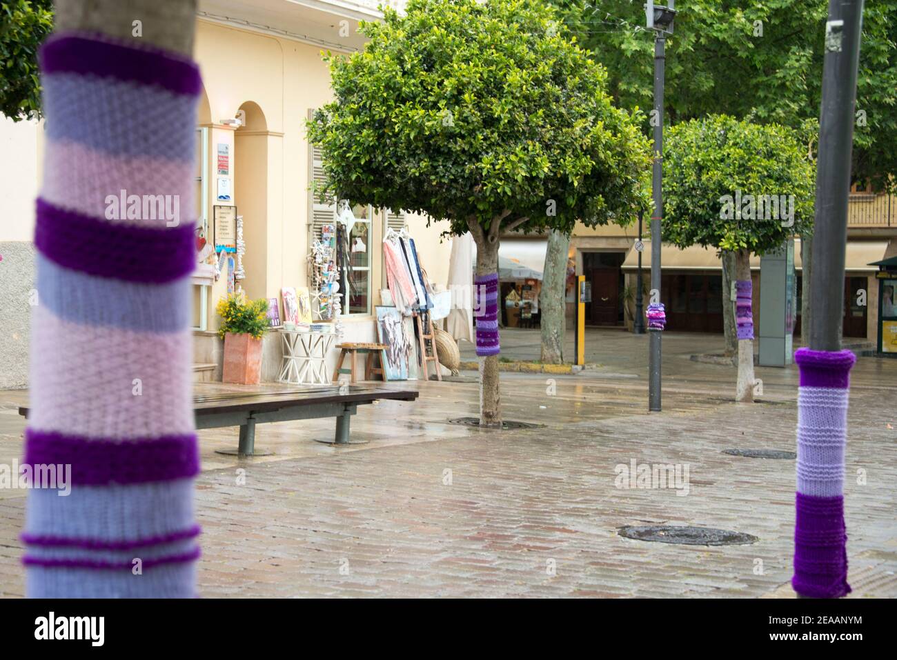 Tree trunk knitted with wool in place Stock Photo - Alamy