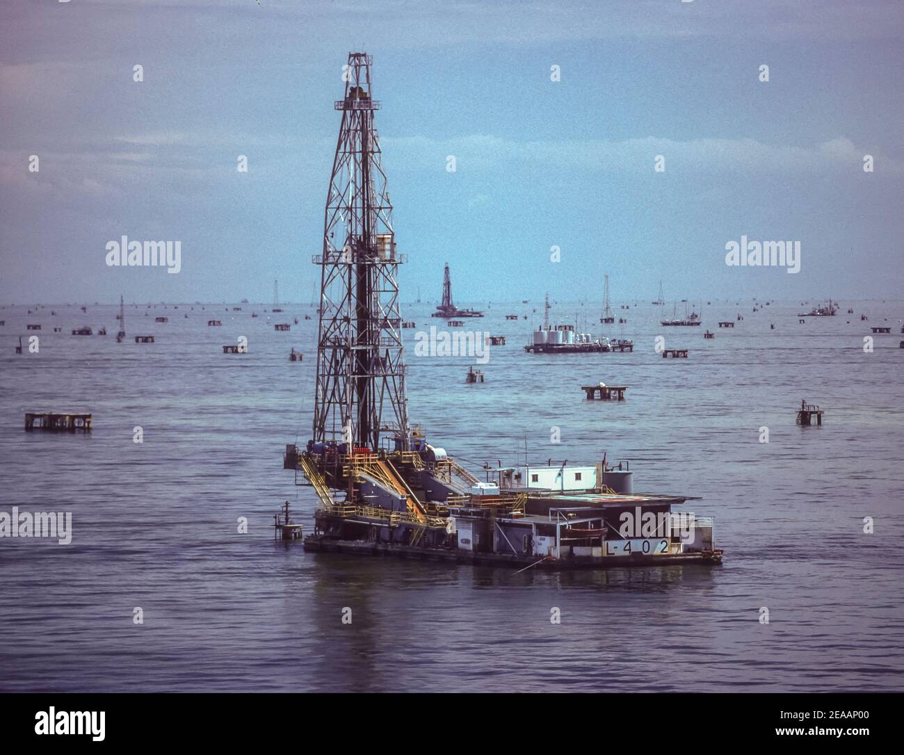 Lake maracaibo venezuela oil rigs hi-res stock photography and images ...