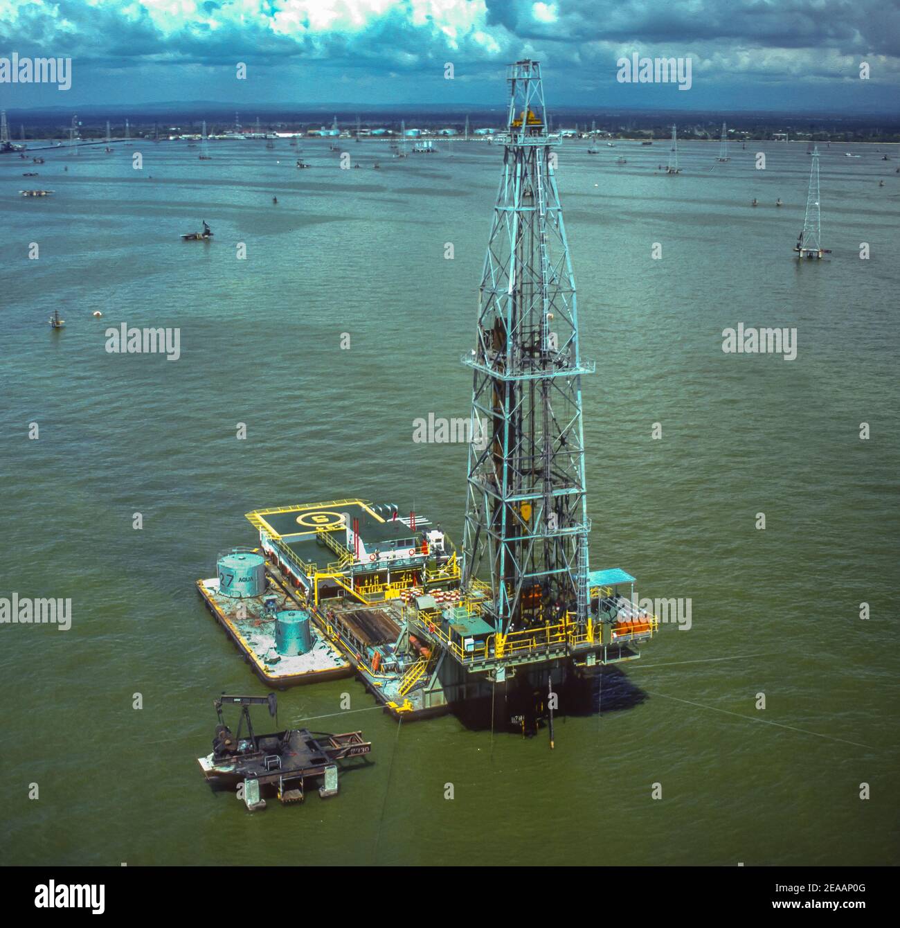 Lake maracaibo venezuela oil rigs hi-res stock photography and images ...