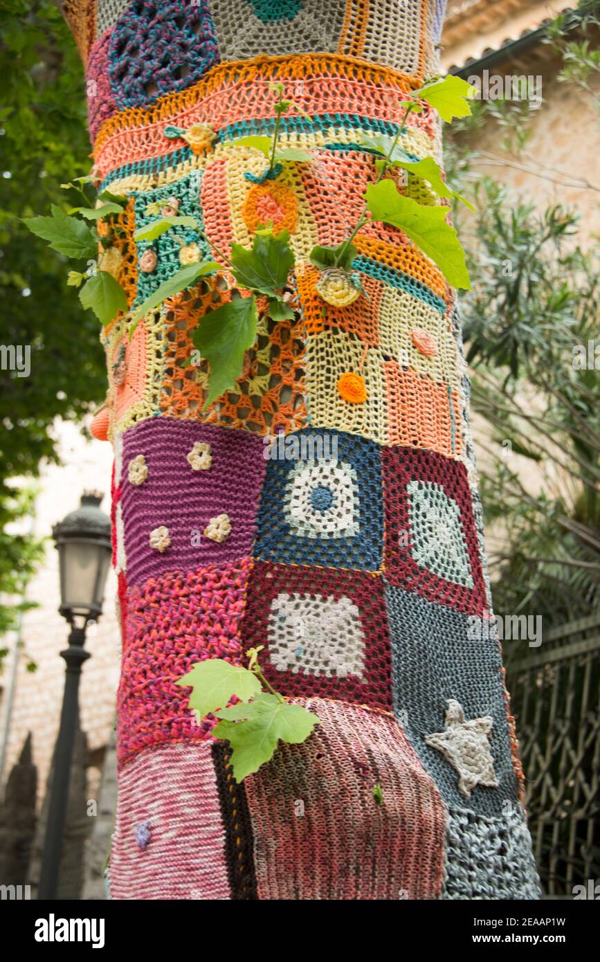 Tree trunk knitted with wool, Sóller Stock Photo - Alamy